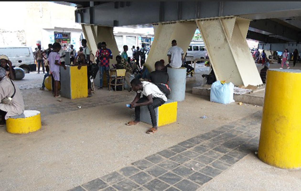 Le rond-point de Keur Massar : Un marché noir de l’emploi in... | Seneweb