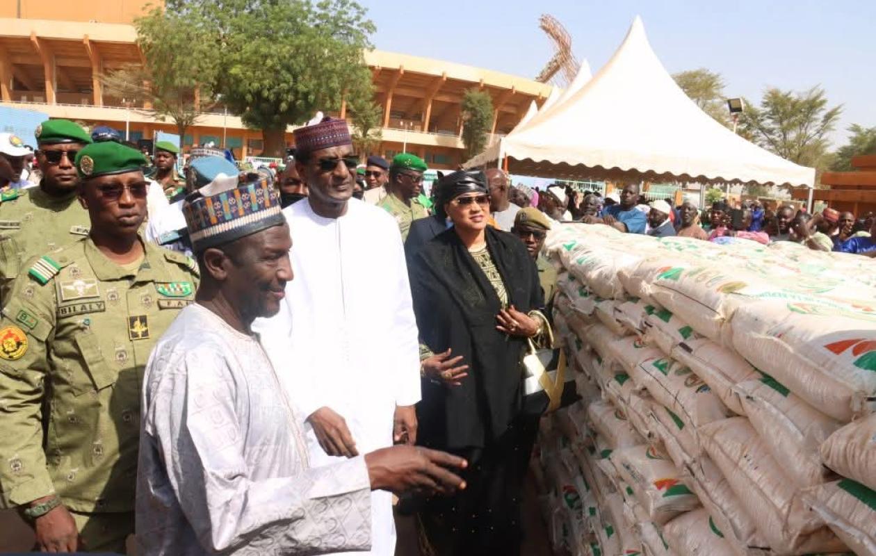 Niger : Lancement de la première opération de vente du riz l... | Seneweb