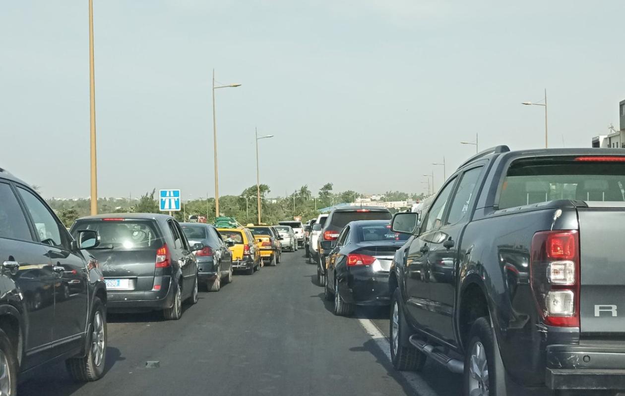 Dakar au ralenti : Le renversement d’un camion crée un embo... | Seneweb
